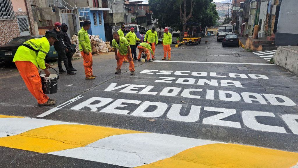 INTT mejora la señalización vial de la Unidad Educativa César Rengifo ...